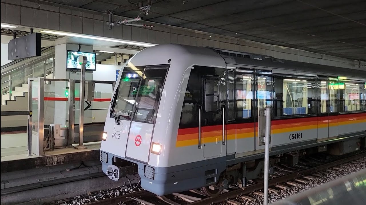 Quite like the German National Flag｜Shanghai Metro Line 5｜Shot on ...