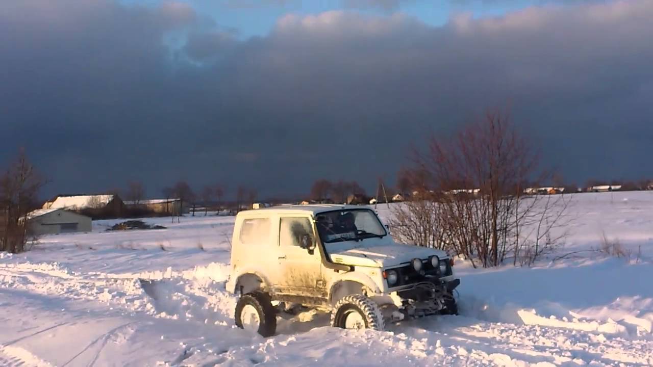SUZUKI SAMURAI SNOW FIGHT - YouTube