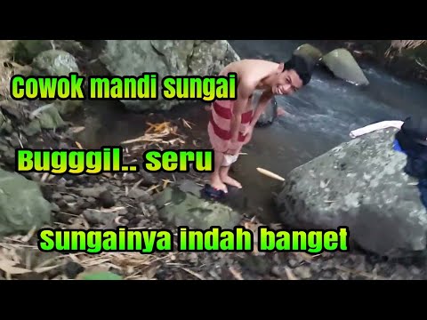Cowok mandi di sungai dengan kawan kawan telanjang