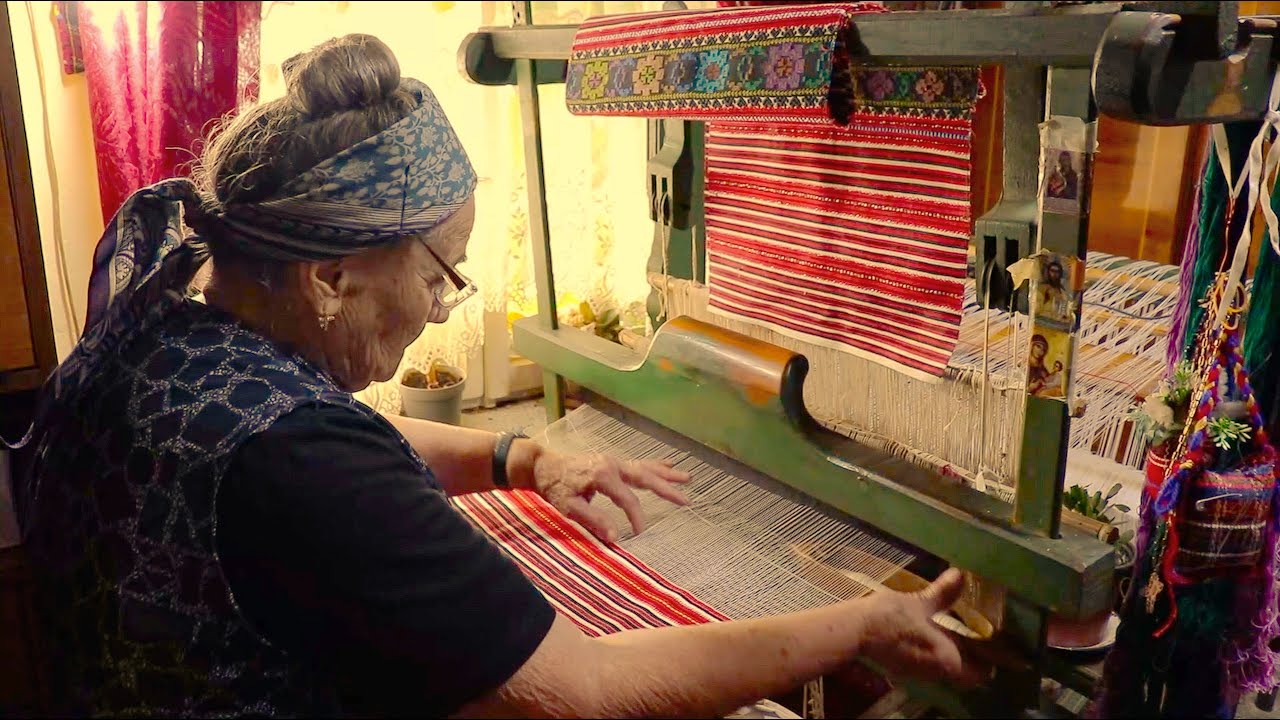 How an 83 Year Old Weaver Lives in Transylvania - YouTube