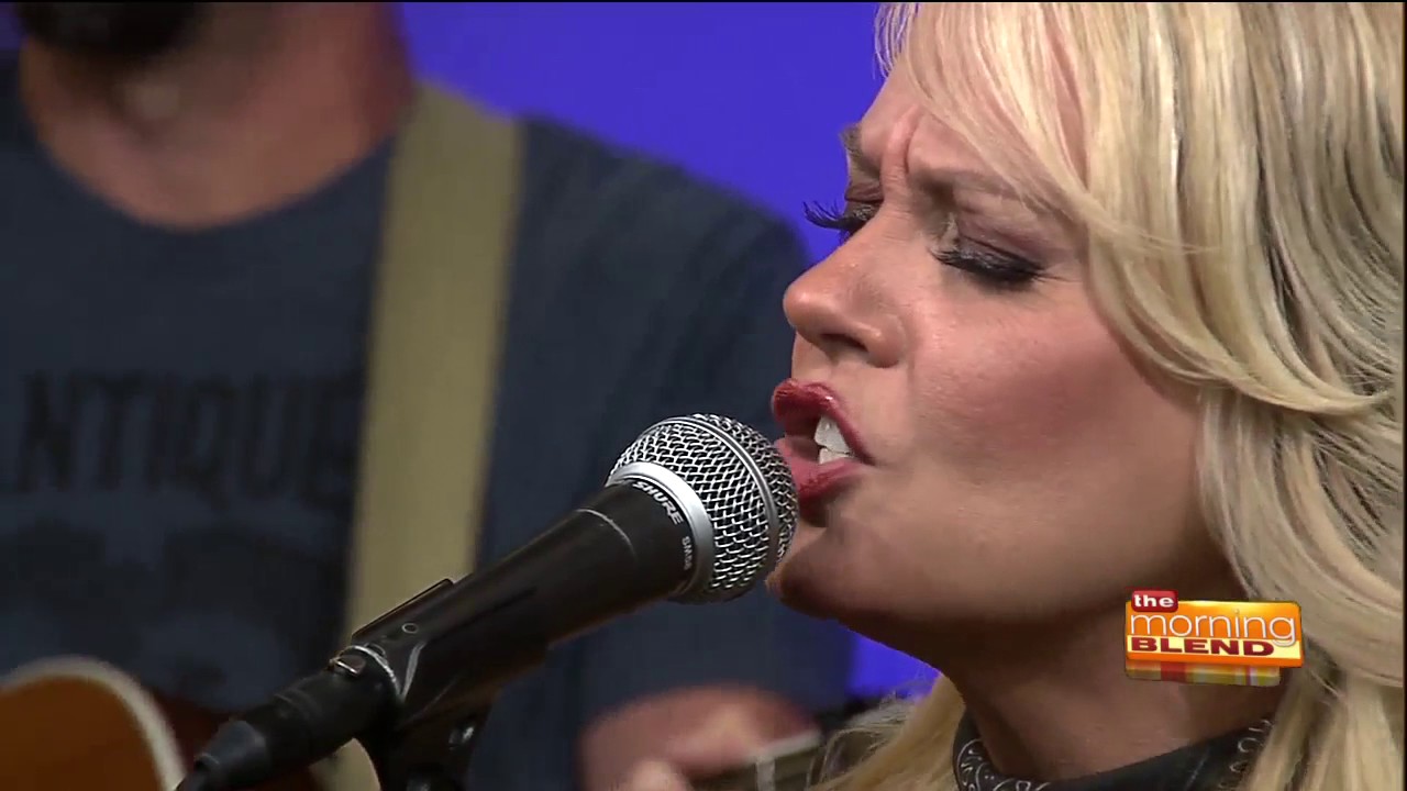 Shari Rowe performs her new song Southern Spells - YouTube