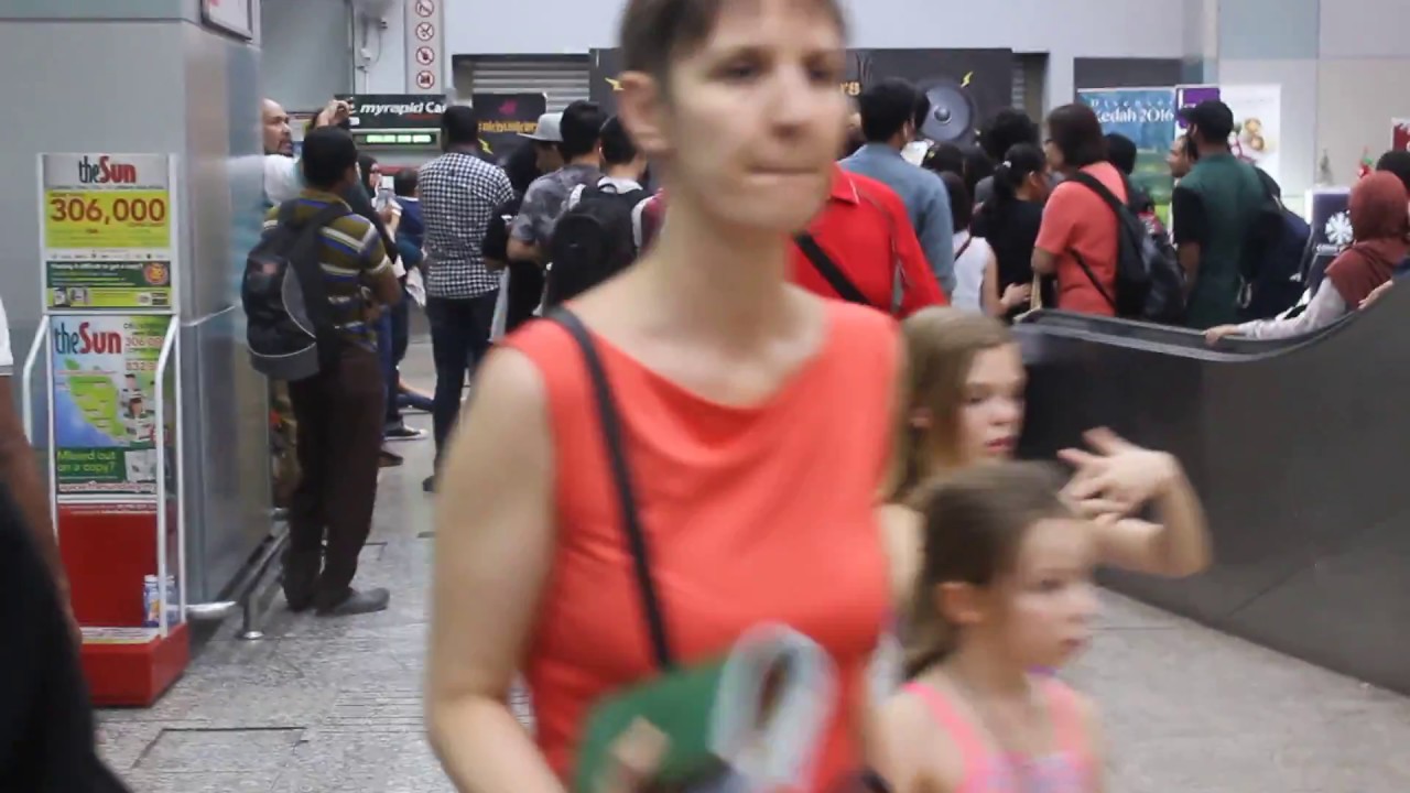 Awesome Female Singer Singing a Awesome Song & Beautiful Shopping Mall ...