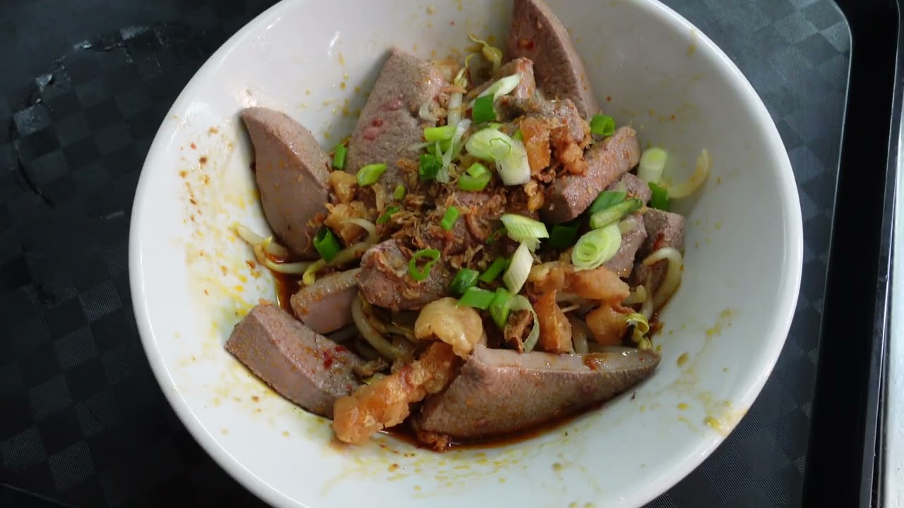 How this stall's legendary pig's liver is cooked! (Singapore street ...