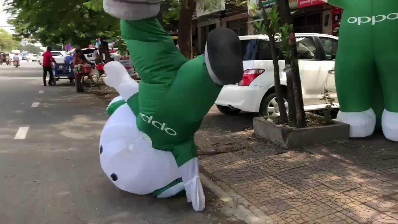 Boneka Badut Ollie Oppo Kembali Koprol Di Jalanan - YouTube