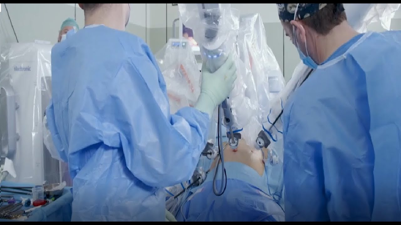 Primeras intervenciones quirúrgicas en España con el robot HUGO - YouTube