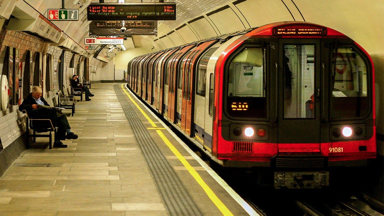 Central line 1992 rolling stock London tube, London underground rolling ...
