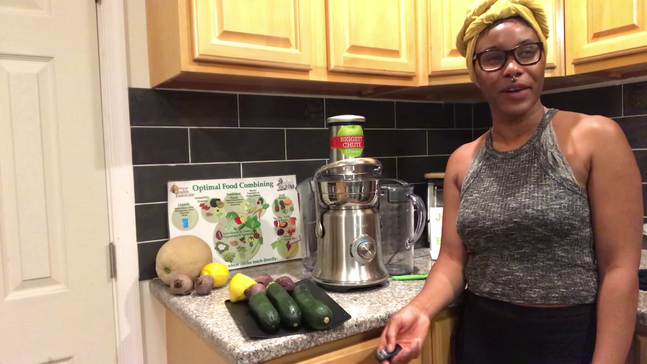 Juicing Zucchini, Beets + Blueberries - YouTube
