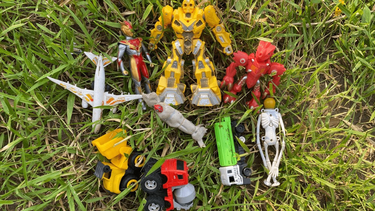 Mencari Dan Mengumpulkan Mainan Unik Di Rumput - YouTube