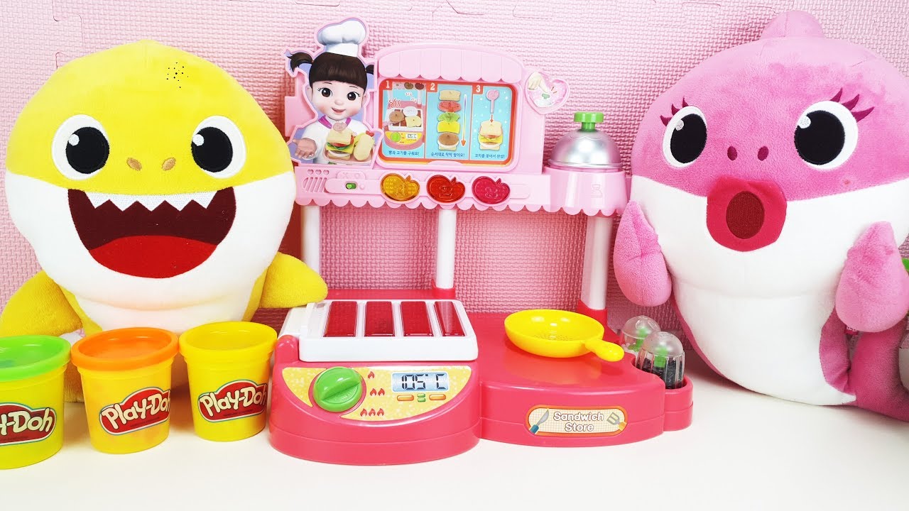 The baby shark burned the dish. Mother sharks cook for baby sharks ...