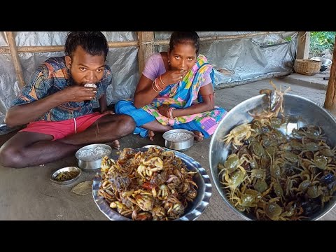 Field crab 🦀 bhaja recipe cooking tribe village style || and eating ...