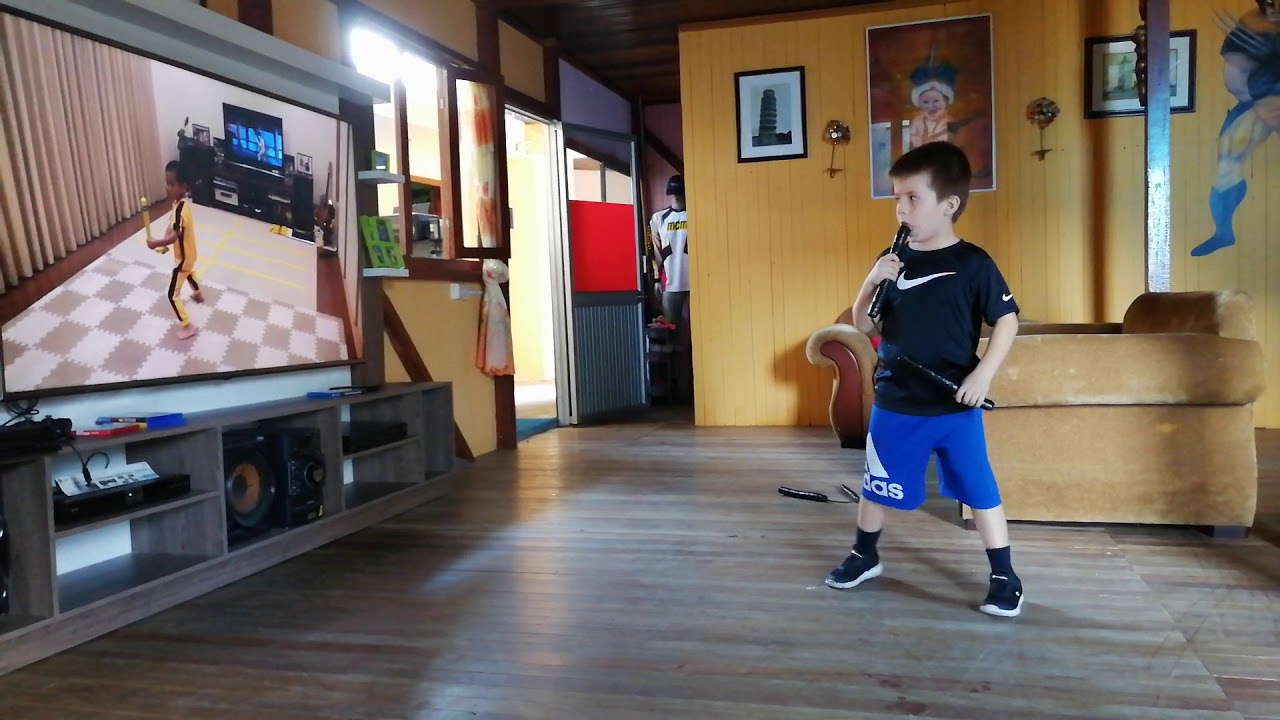 Aprendiendo a mini Bruce lee - YouTube