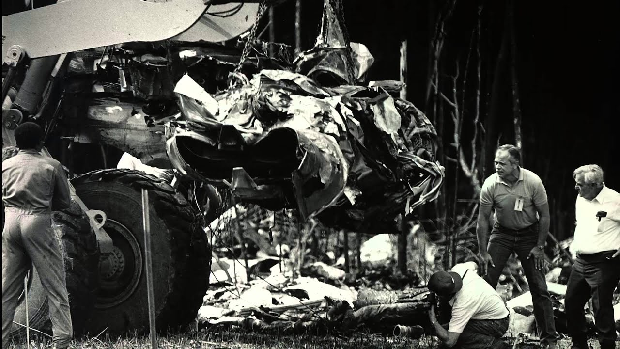 THE CRASH OF MIDWEST EXPRESS FLIGHT 105 - YouTube