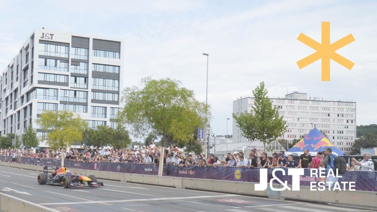 Nový Rohan | Red Bull k nám přivezl monopost Formule 1 - YouTube