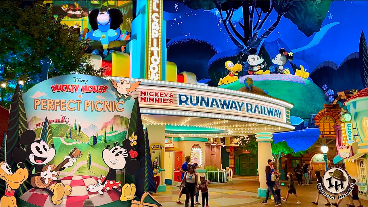Mickey & Minnies Runaway Railroad in 4K - YouTube
