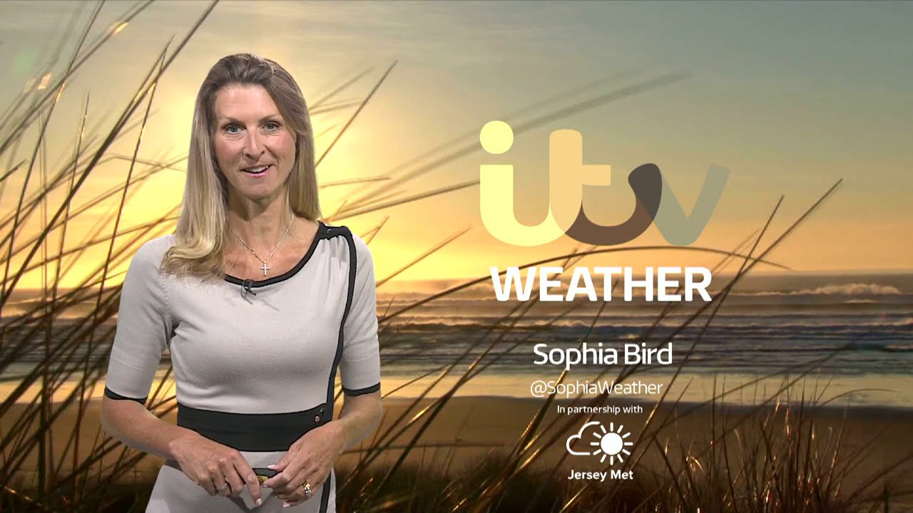 One Day in One Minute: Weather Presenter | ITV News - YouTube
