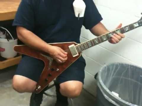 Dean Flying V Through a Traynor YCV 40 - YouTube