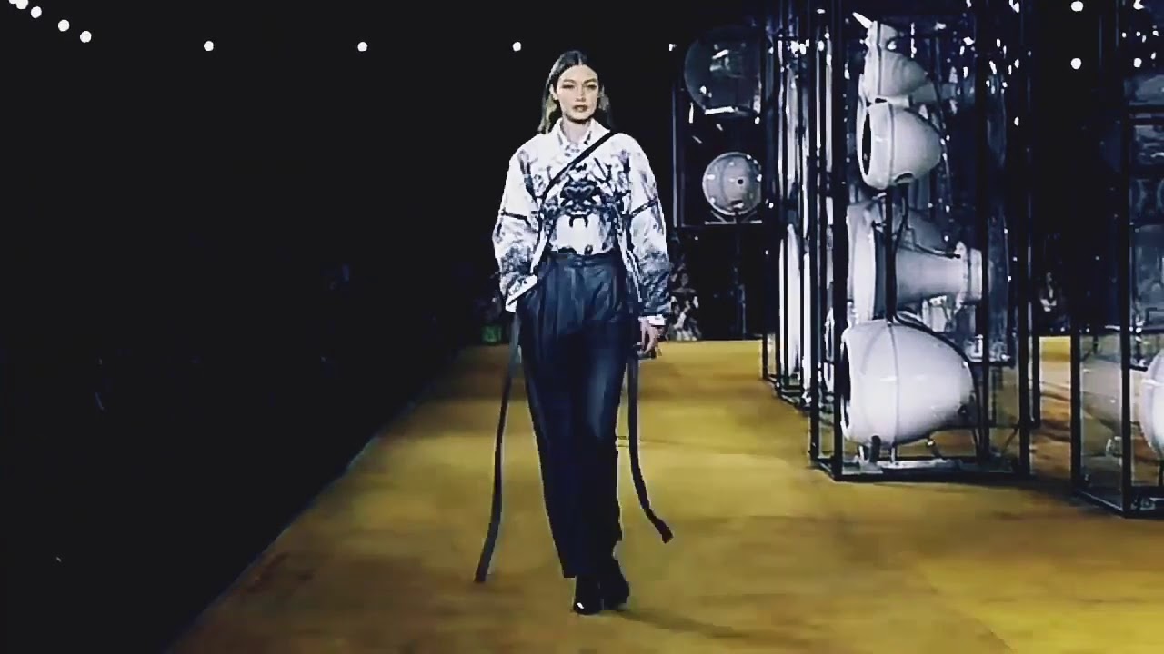 GiGi Hadid's rampwalk - YouTube