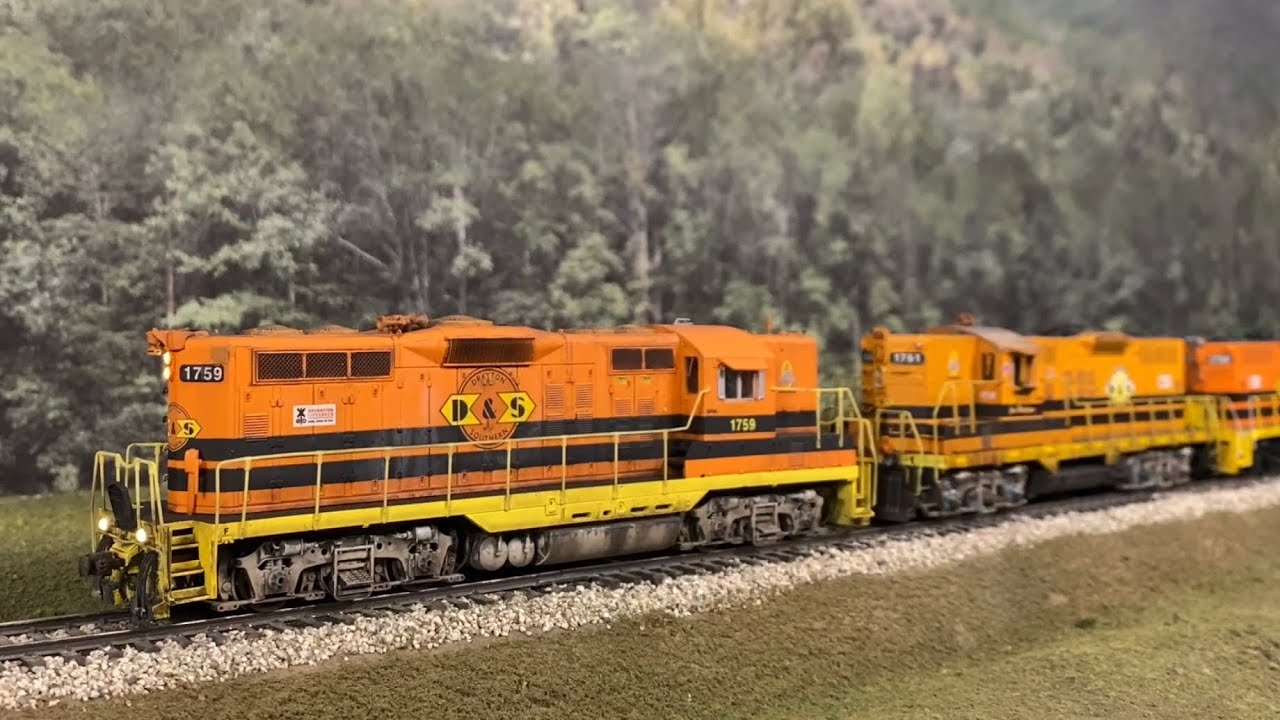 Custom Freelance Genesee & Wyoming Shortline “DSRY” Lashup - YouTube