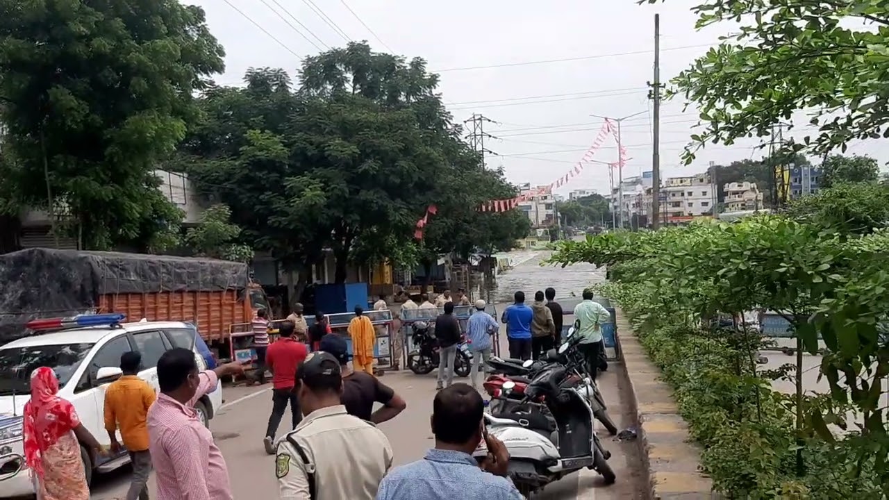 moosarambagh bridge ke uper se pani jaraha hai - YouTube