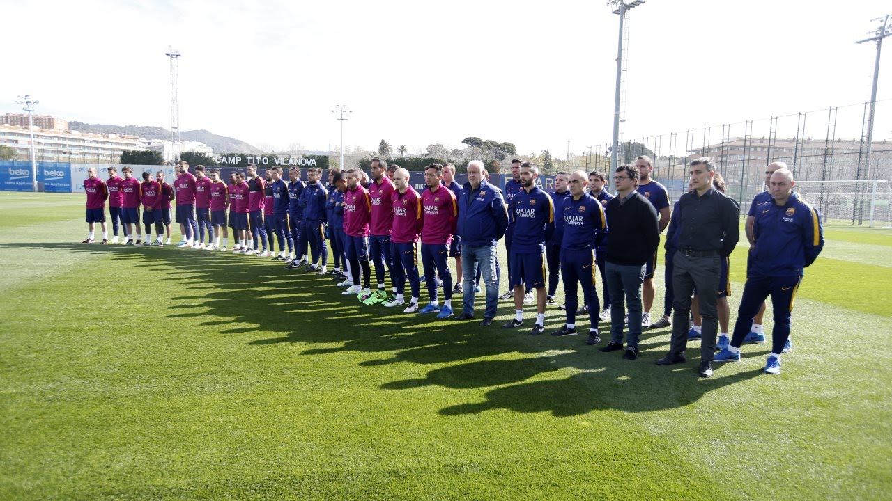 FCB Training Session: First team pays tribute to Johan Cruyff - YouTube