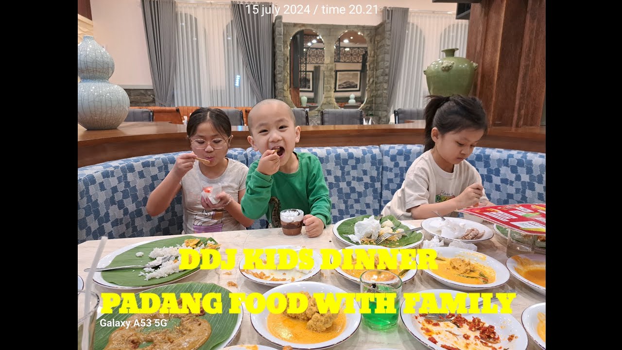 DDJ KIDS dinner padang food with family - YouTube