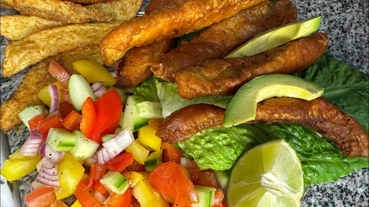 Papas 🥔 fritas y Filete de pescado frito con una ensalada 🥗 👍rica de ...