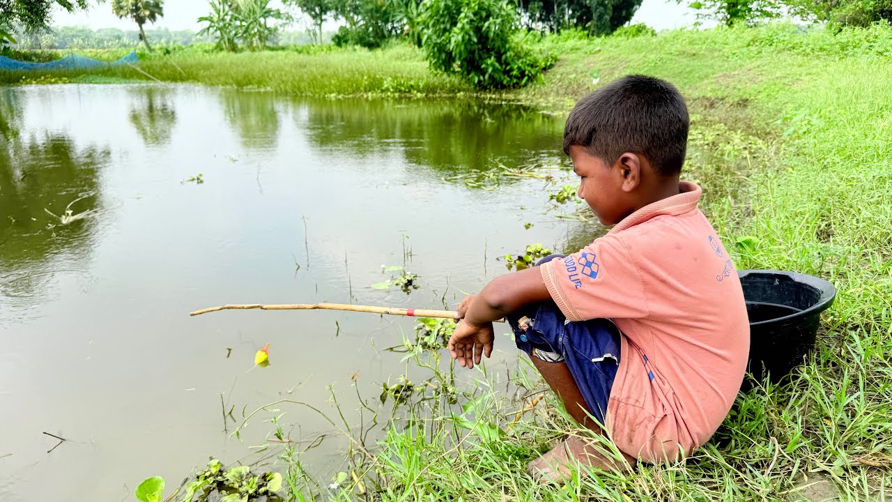 Amazing Fishing Videos || Traditional Cast Fish Applying Bamboo Tools ...