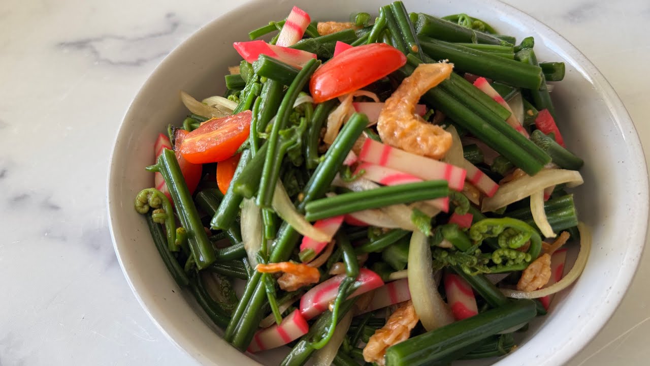 POHOLE SALAD (aka warabi, hō’i’o, pako, fiddle head fern) - YouTube