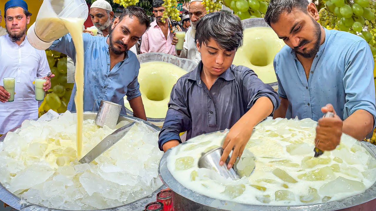 How To Make GRAPE JUICE ln Karachi Refreshing Grape juice Making l ...