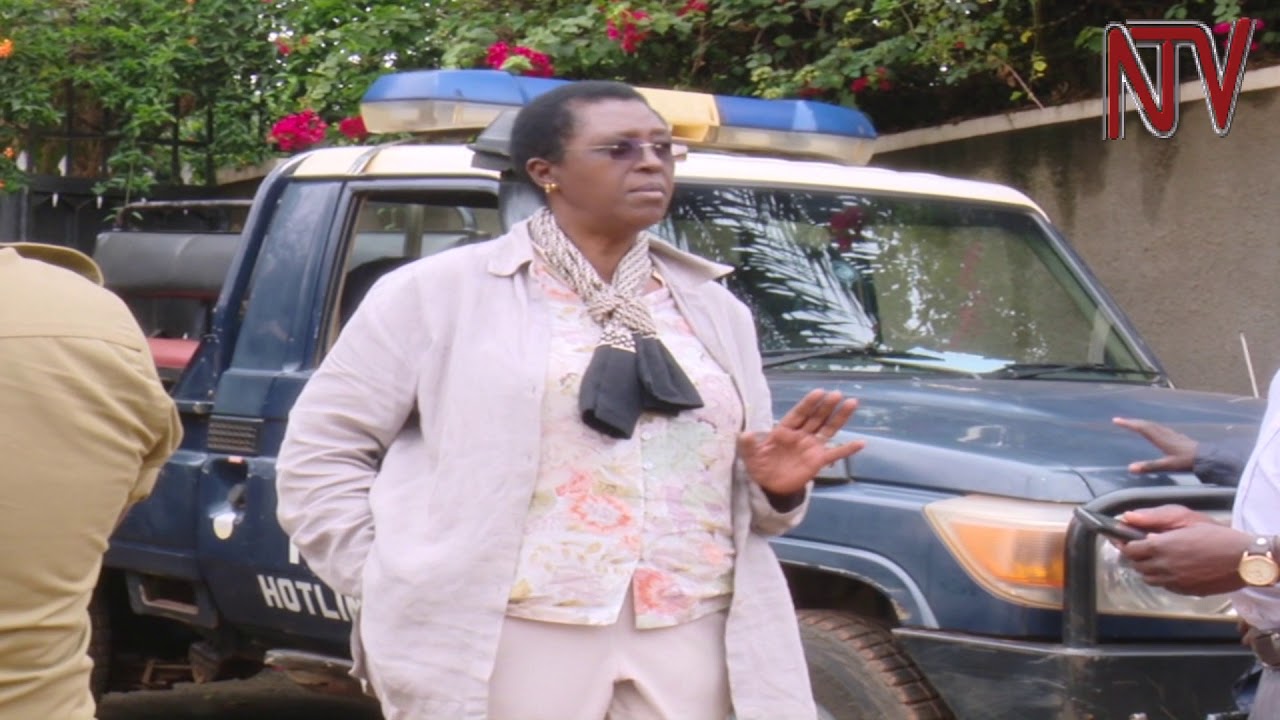 Police surround Edith Byanyima's house in Muyenga - YouTube