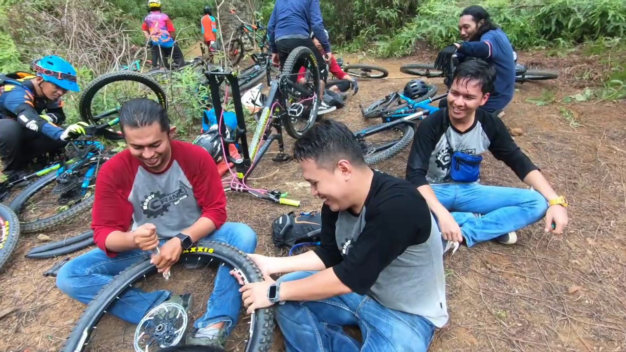 FUN RIDE WITH NEW FRIENDS AT BUKIT KUCING TRAIL - YouTube