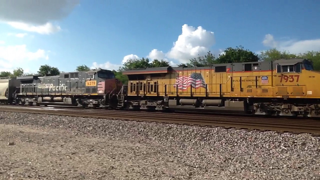 UP 7937 With UP or SP Grain Hopper Houston Tx - YouTube