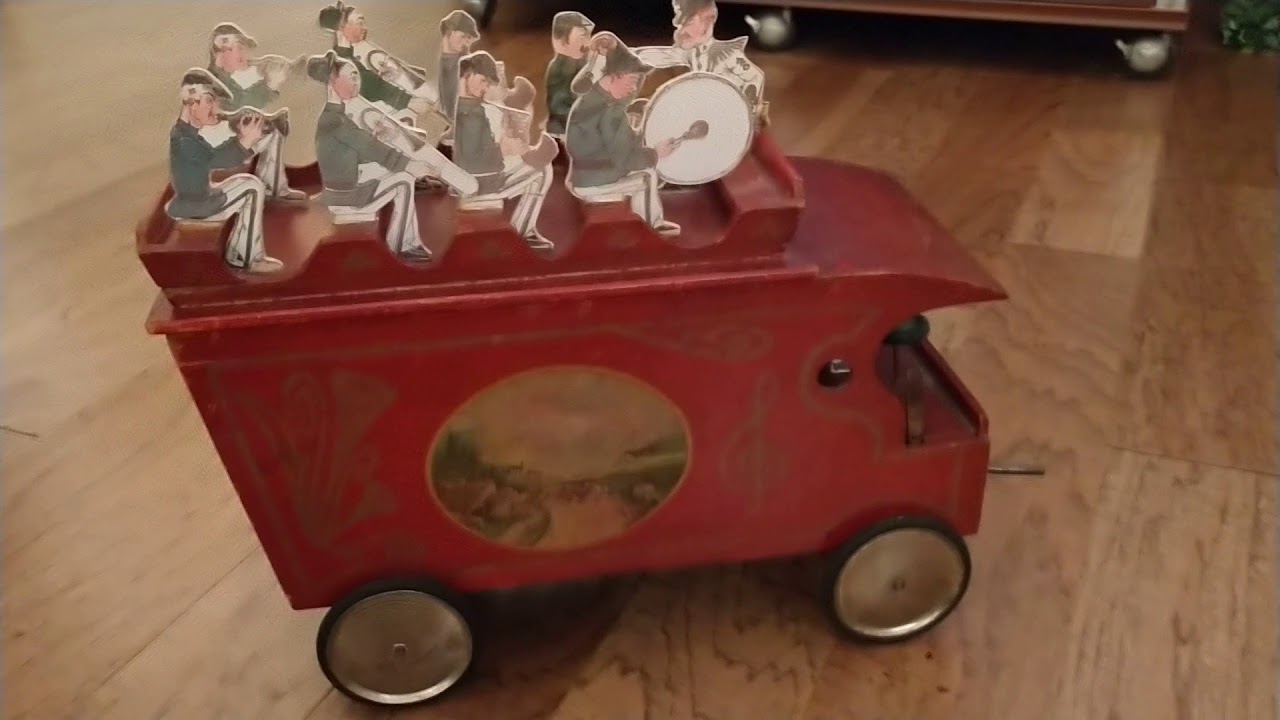Belknap Circus Wagon Phonograph - YouTube