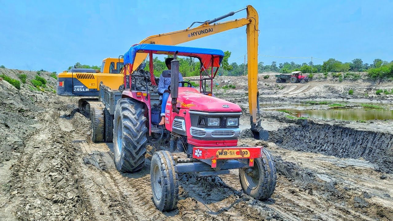 JCB HYUNDAI 245LR SMART Machine Loading mud in Mahindra Shaktimaan and Mahindra Arjun NOVO ...
