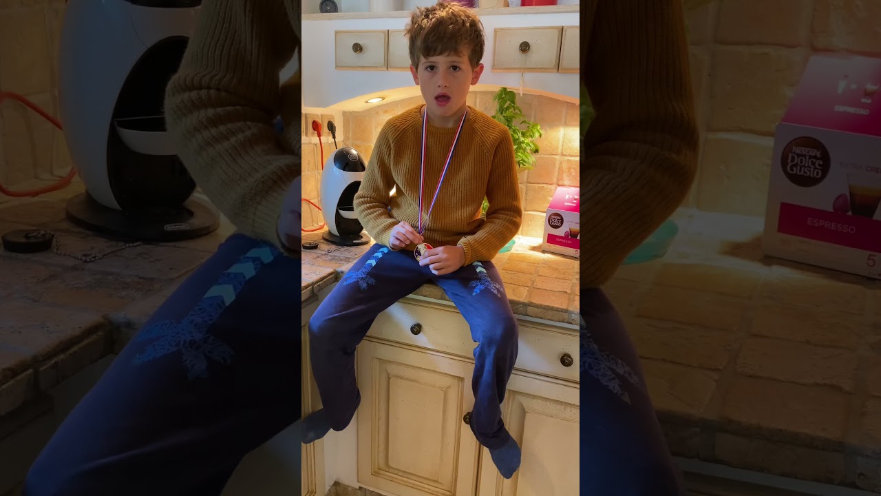 Maxence récite : « le cartable rêveur » de Carl Norac - YouTube