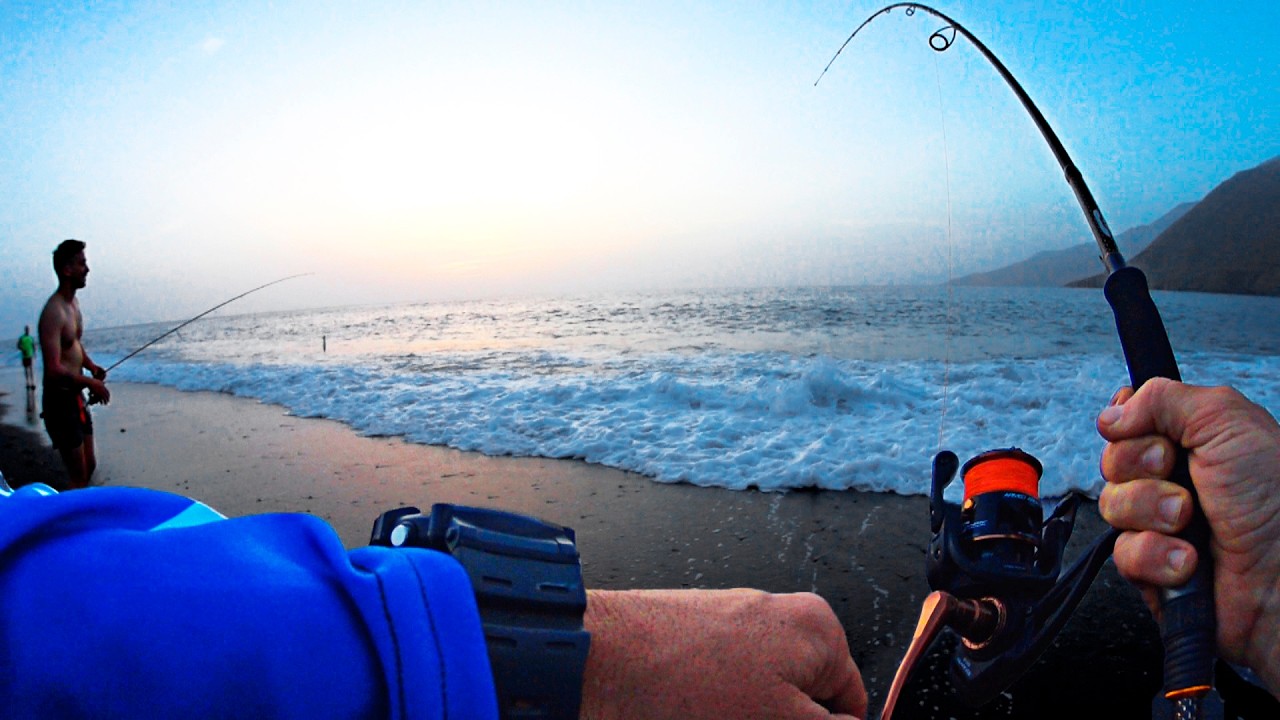 ¡SPINNING en PLAYA VOLCANICA LLENA de PECES! [En cada lace hay pique ...