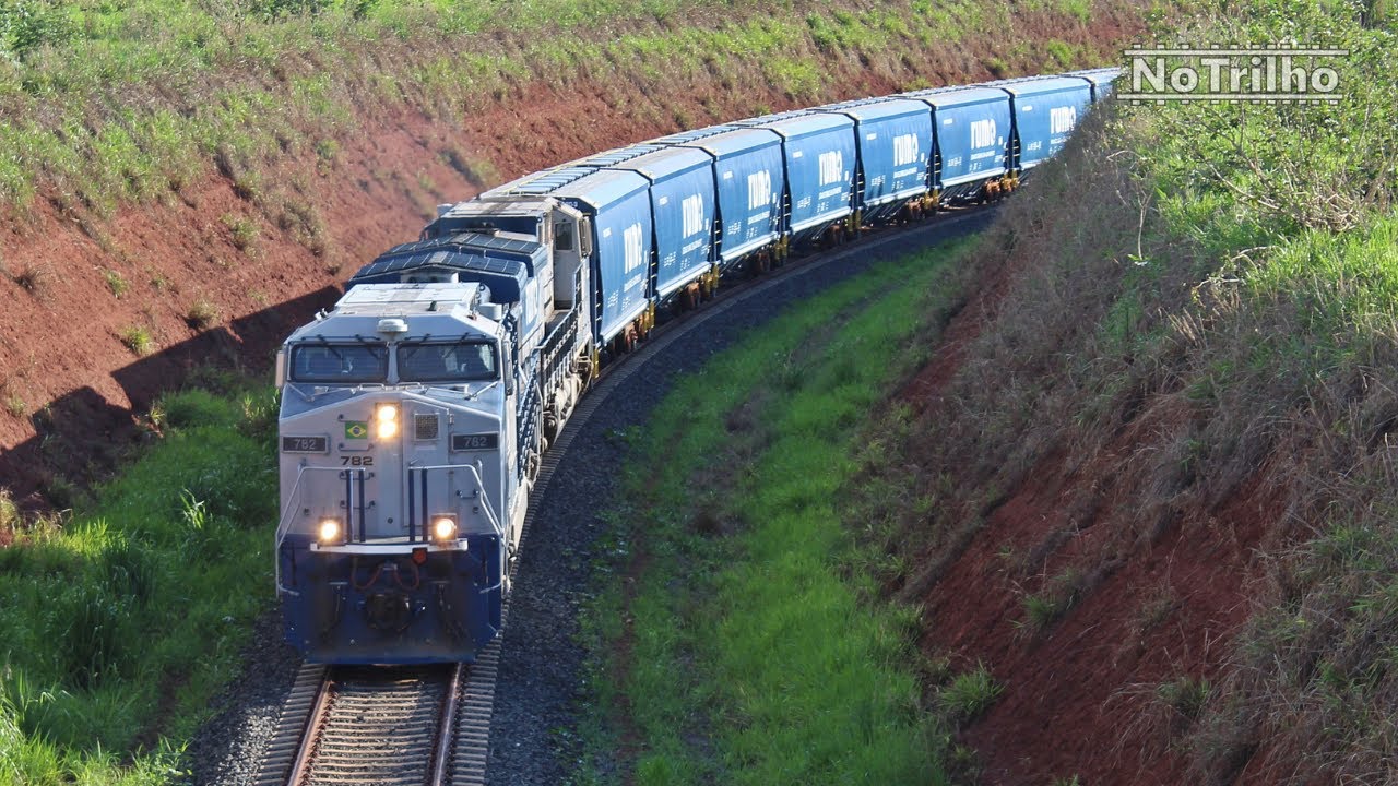 O belo trem azul na Ferrovia Norte-Sul - YouTube
