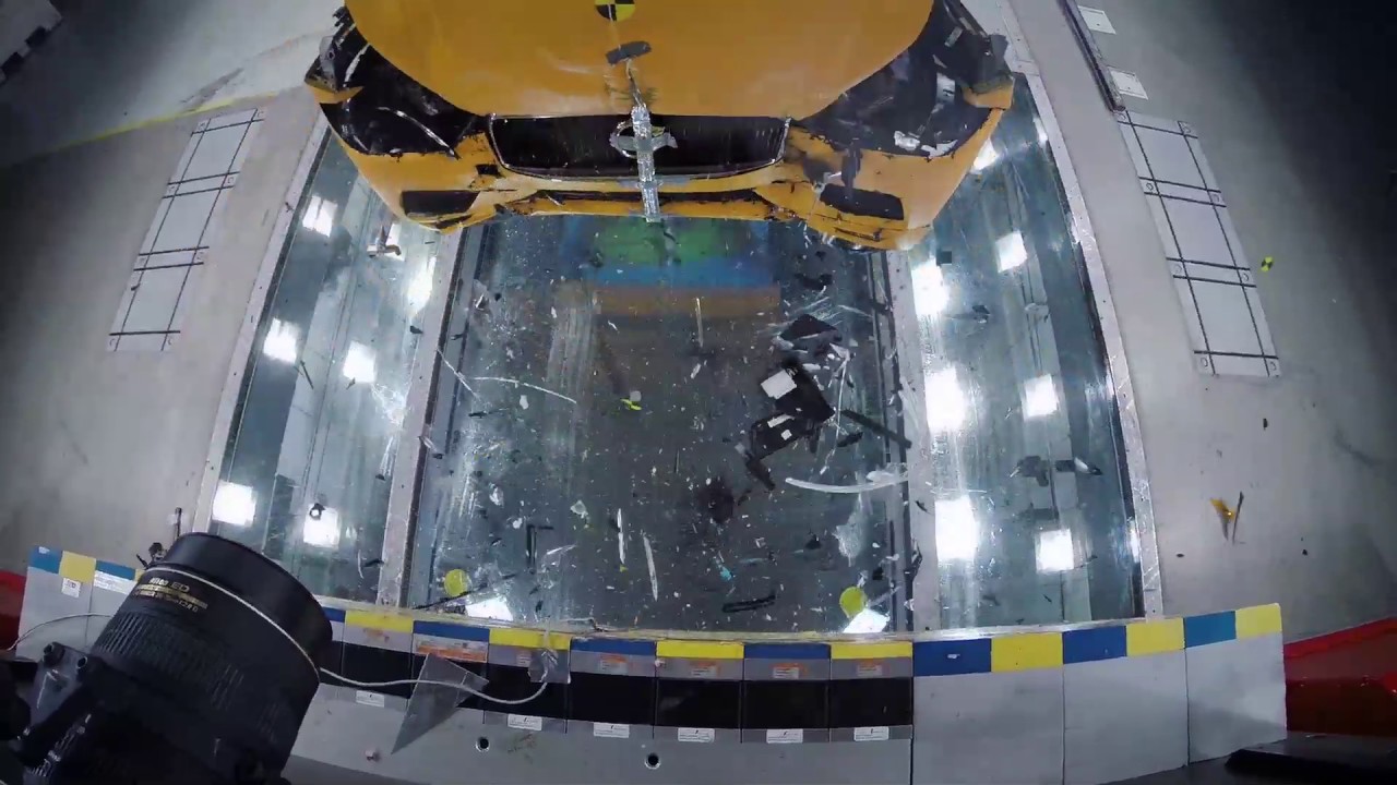 The new Volvo XC60 Frontal crash test - YouTube