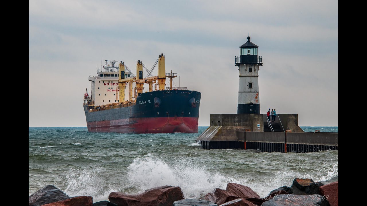 Big Wipeout in the Canal Waves! The Alicia G Windy Arrival and ...