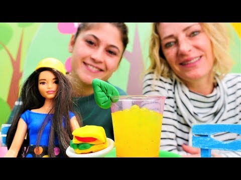 Oyuncak Kafe. Barbie için sebzeli lazanya yemeği yapıyoruz!