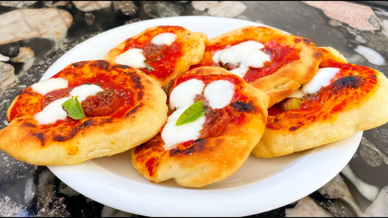 PIZZETTE mini pizzas in standard oven - easy recipe made in Italy - YouTube