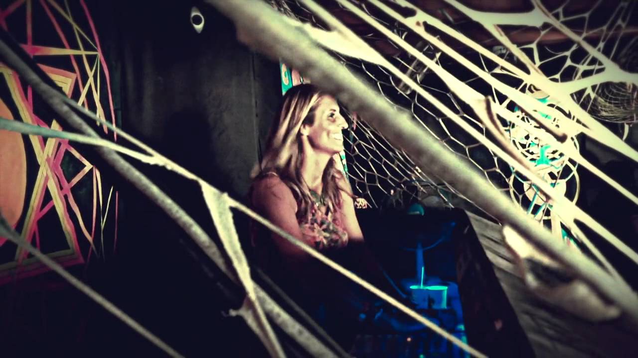 Djane Special Kay - Ban Sabaii - Kho Pha Ngan - YouTube