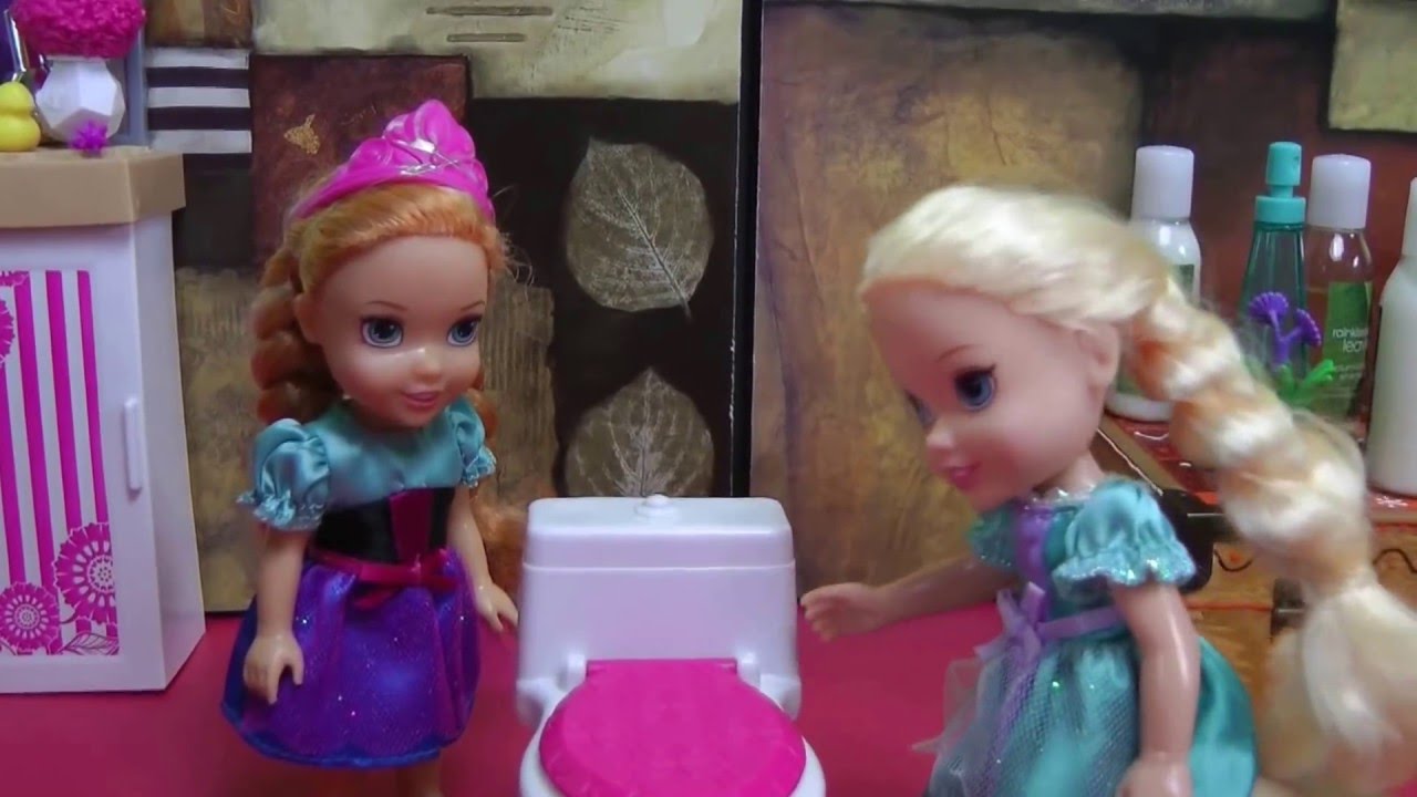 DON'T Touch the TOILET! Elsa & Anna toddlers Bedtime Brushing teeth ...