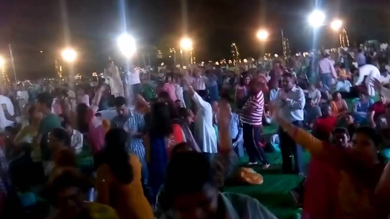 Art of Living Melody Queen Chitra Roy Satsang - Bhajan Oh Lal Meri ...