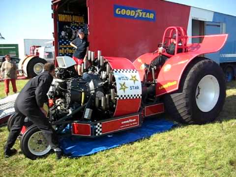 Curtiss-Wright R-3350 powered Tractor "Wild Star". Warm up. - YouTube