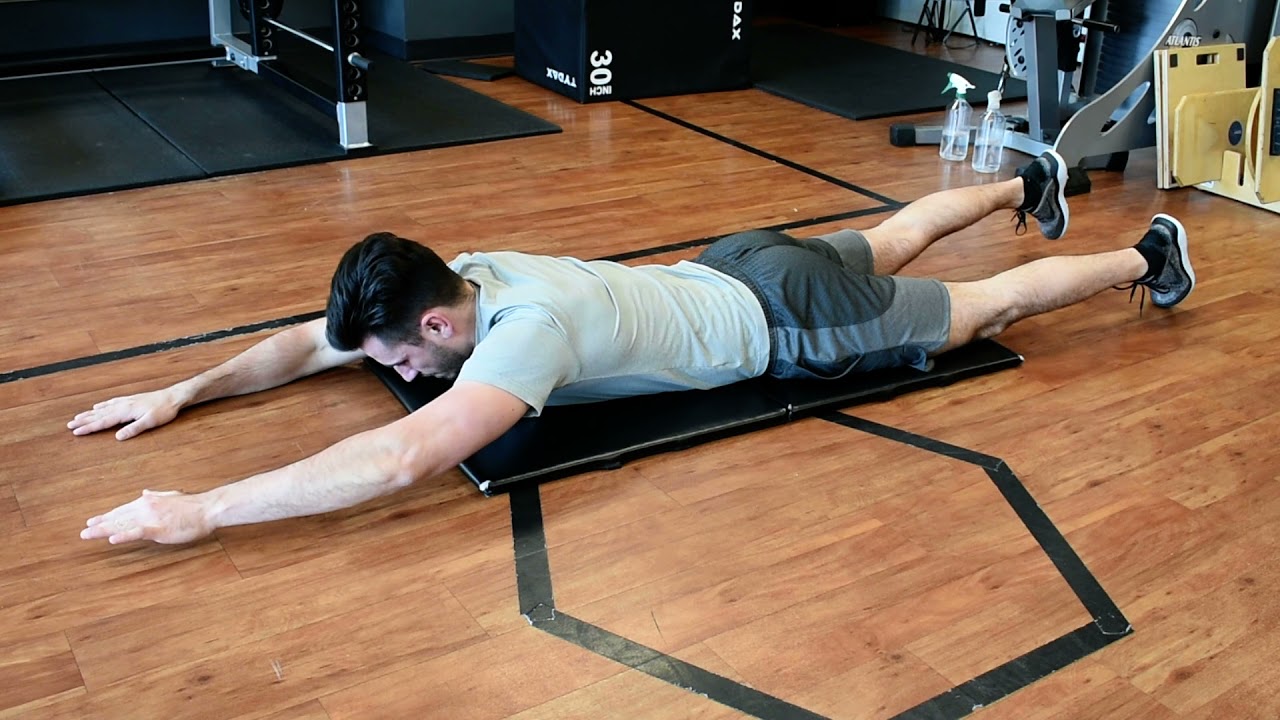 Superman on floor | Extension du dos - YouTube