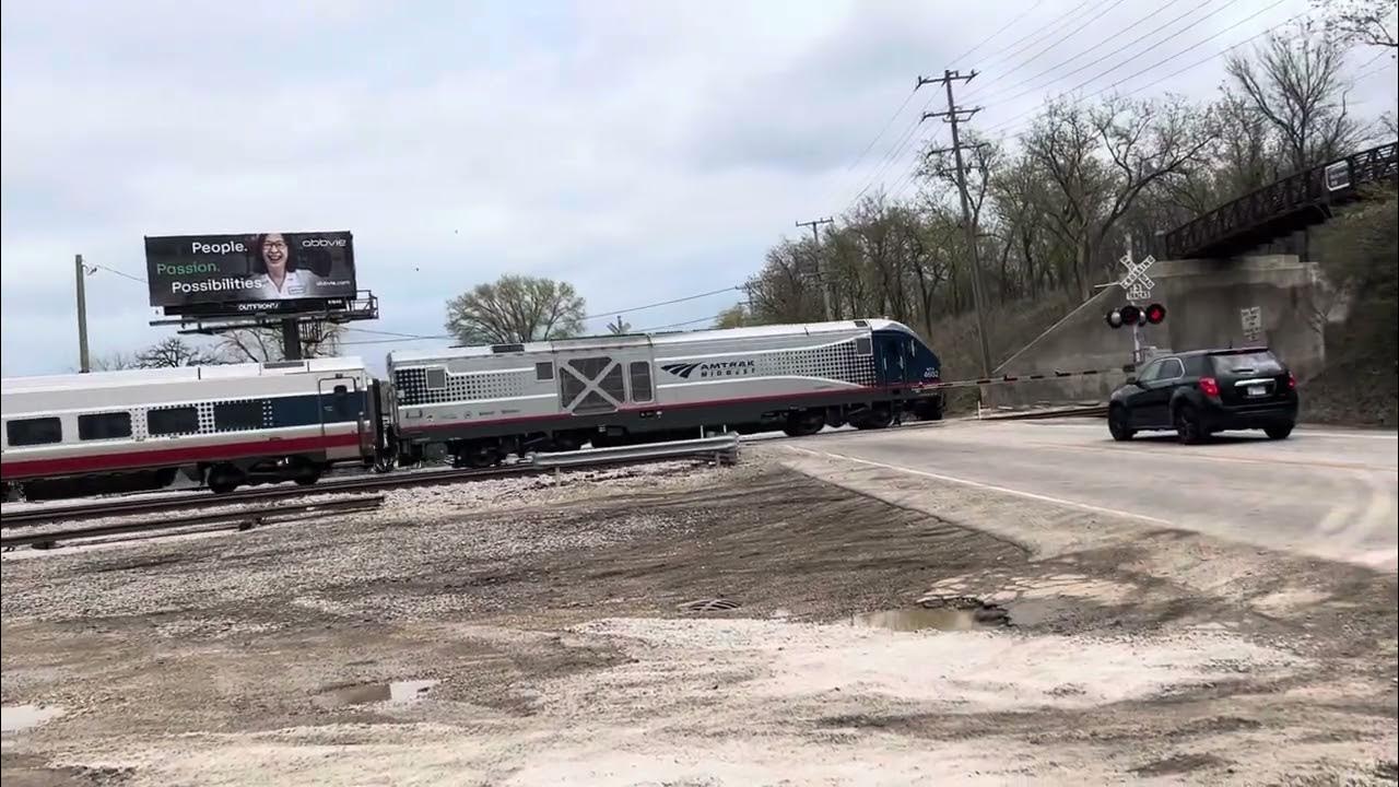 Southbound Amtrak Hiawatha bound for Chicago at Rondout, IL - YouTube