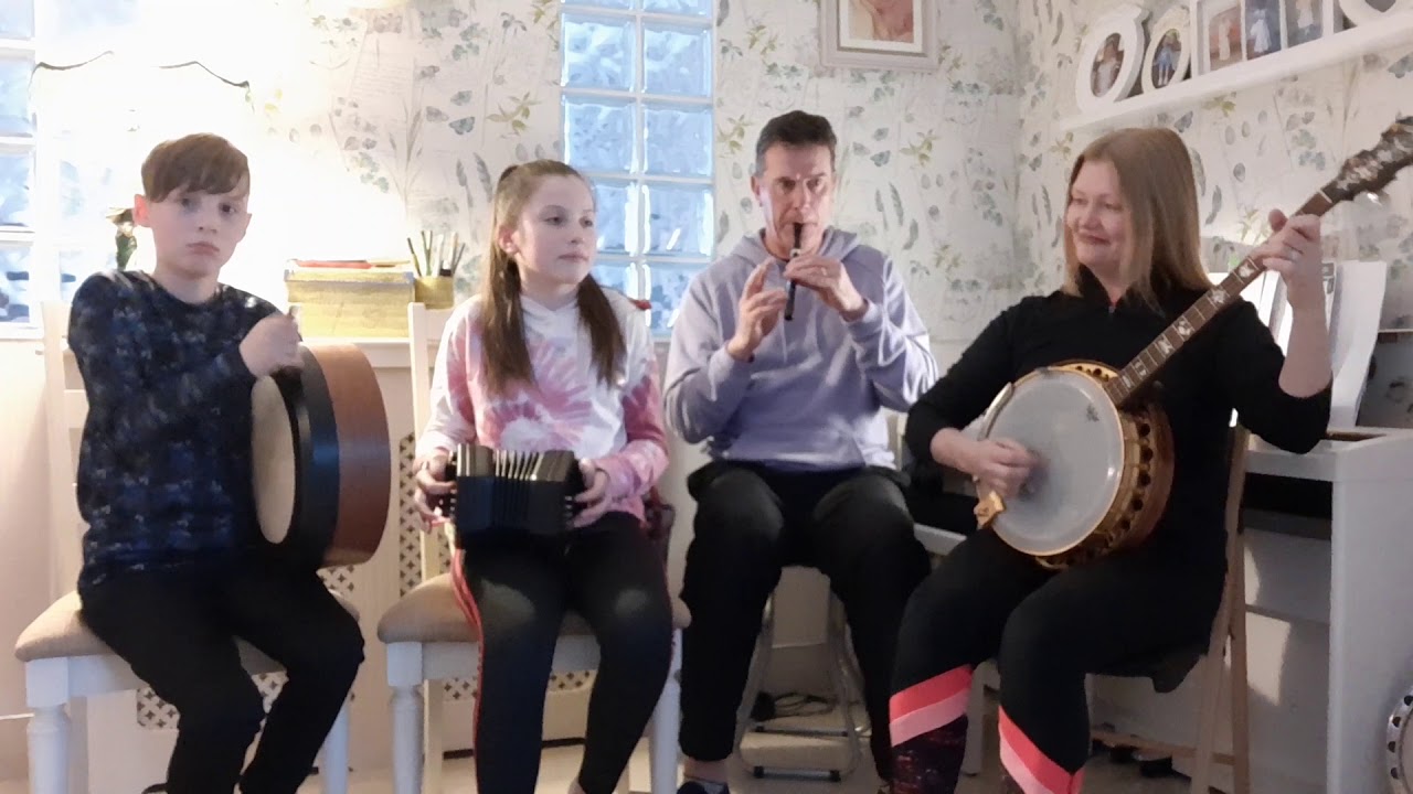 Joanne O'Connor banjo, Fran Meehan Whistle, Aisling Meehan concertina ...