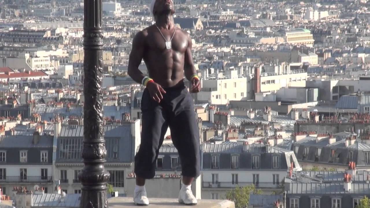 IYA TRAORE a Montmartre;INCROYABLE TALENT,FREESTYLE FOOTBALL - YouTube