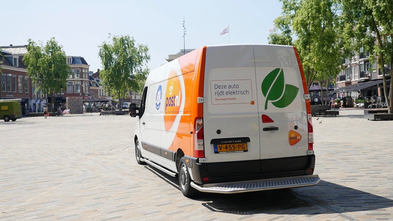 PostNL eerste gebruiker elektrische bestelbussen Renault - YouTube